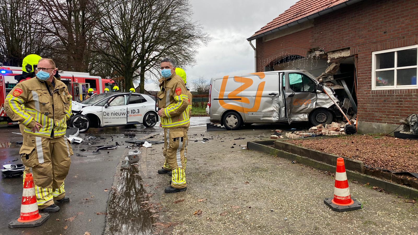 Enorme ravage bij ongeval, busje belandt in schuur - Meijel24