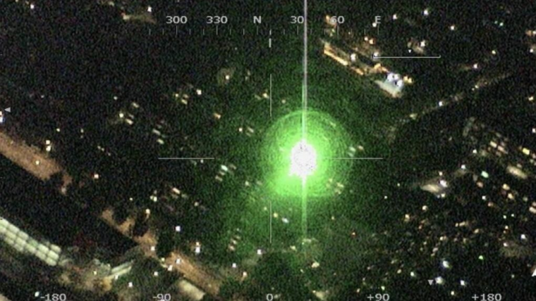 Passagiersvliegtuig boven Panningen beschenen met sterke laserstraal ...