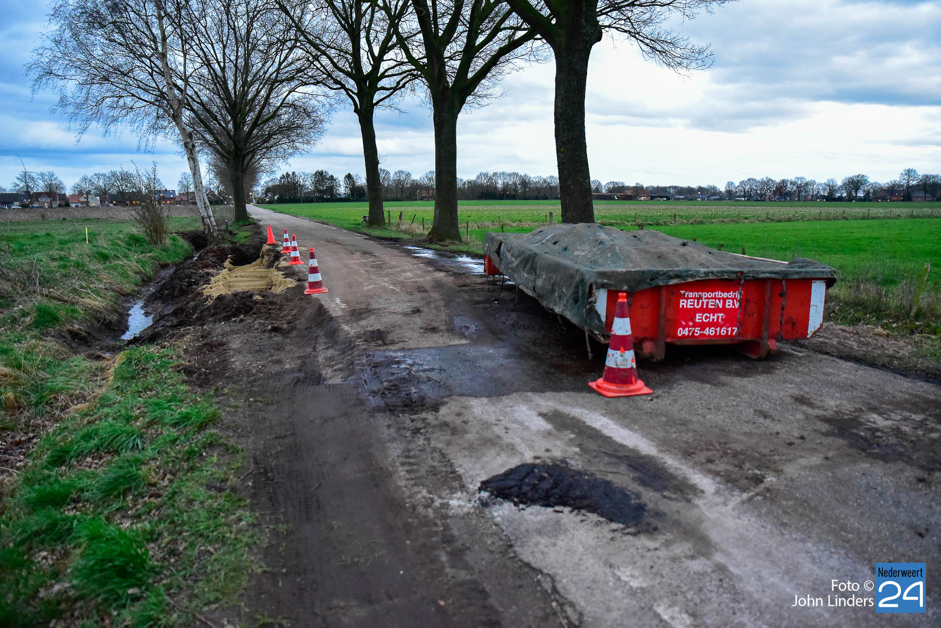 Moostdijk nog altijd dicht, bodemvervuiling na ongeval met vrachtwagen ...
