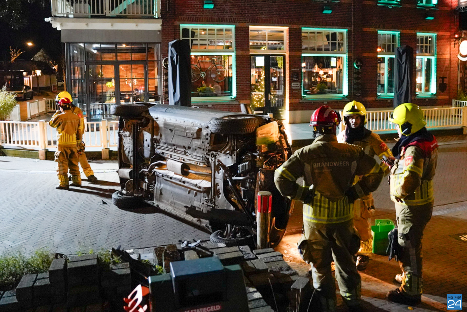 Auto op zijkant na botsing Dorpsstraat Meijel - Meijel24