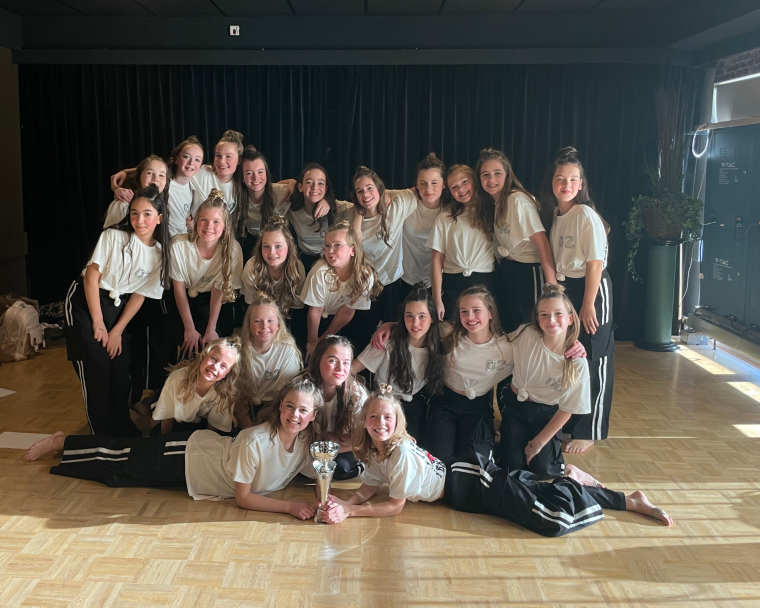 DéDé Dance sleept 5 bekers binnen tijdens danswedstrijd in Veldhoven ...