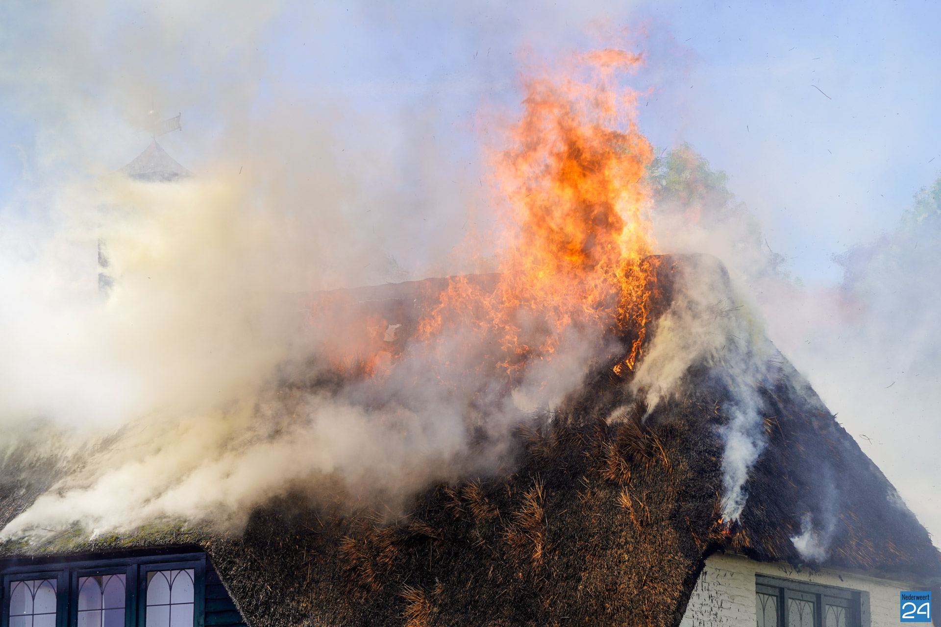 Grote woningbrand in Heythuysen, onkruid wegbranden gaat gigantisch mis ...