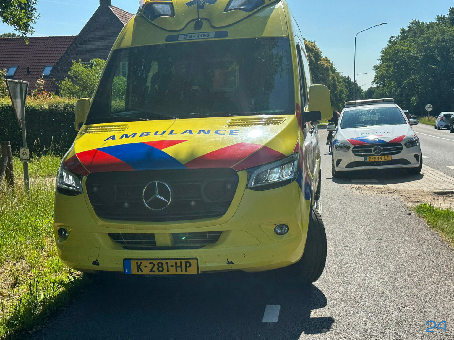 Kop-staartbotsing met auto met kinderen op de Heldensedijk in Meijel - Meijel24