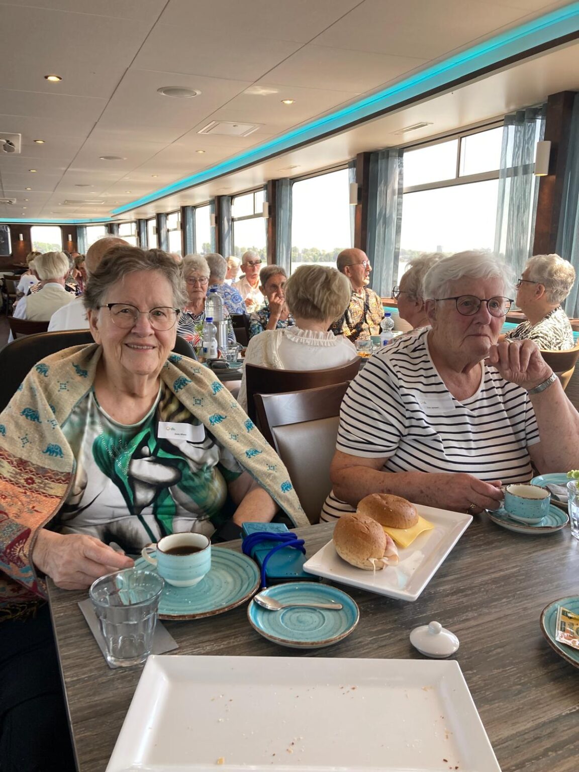 Meijelse zonnebloemgasten genieten van boottocht op de Maas - Meijel24