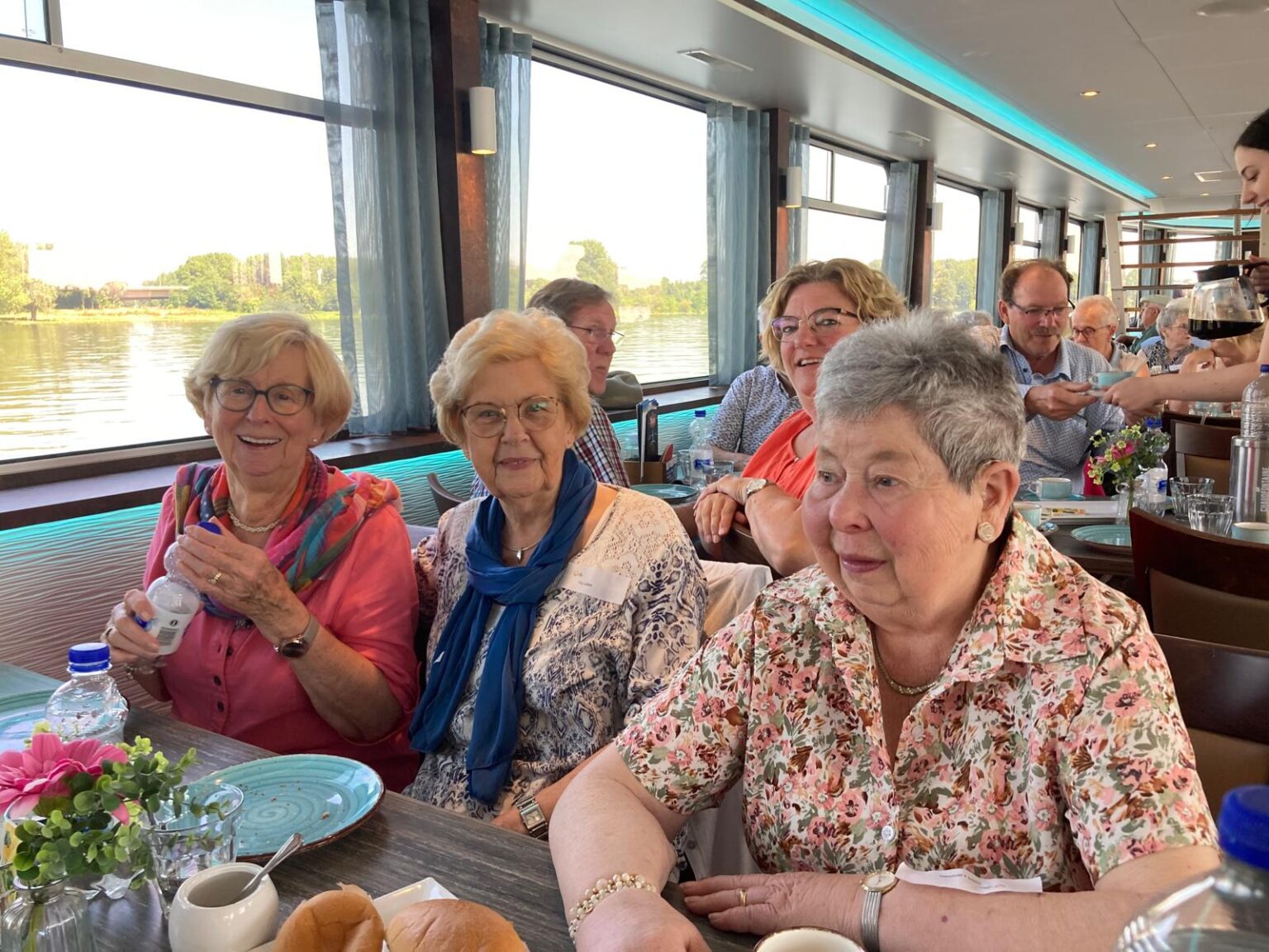 Meijelse zonnebloemgasten genieten van boottocht op de Maas - Meijel24