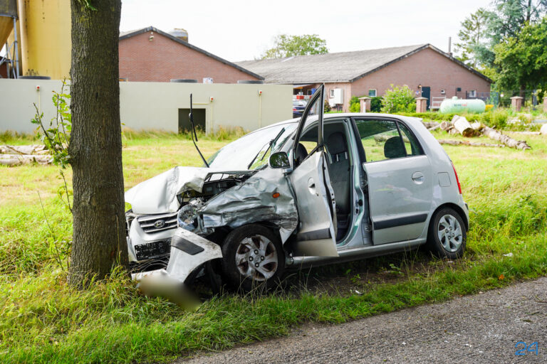 Auto botst tegen boom na aanrijding op Hollander in Heythuysen - Meijel24