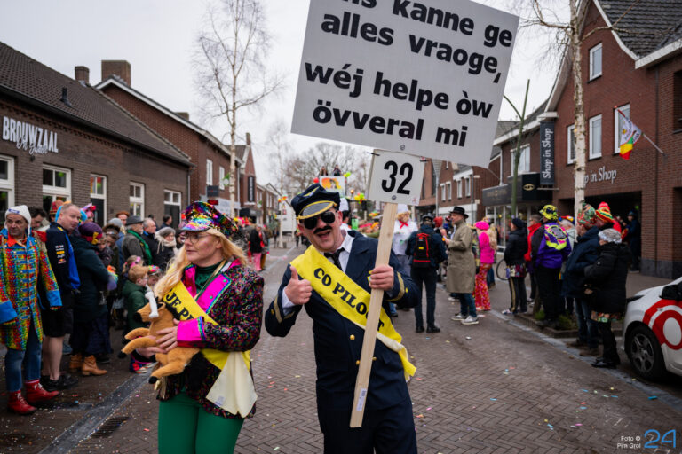 Optocht Meijel 2026 | Zwembad van 43 graden met 15 mannen erin (Deel I ...