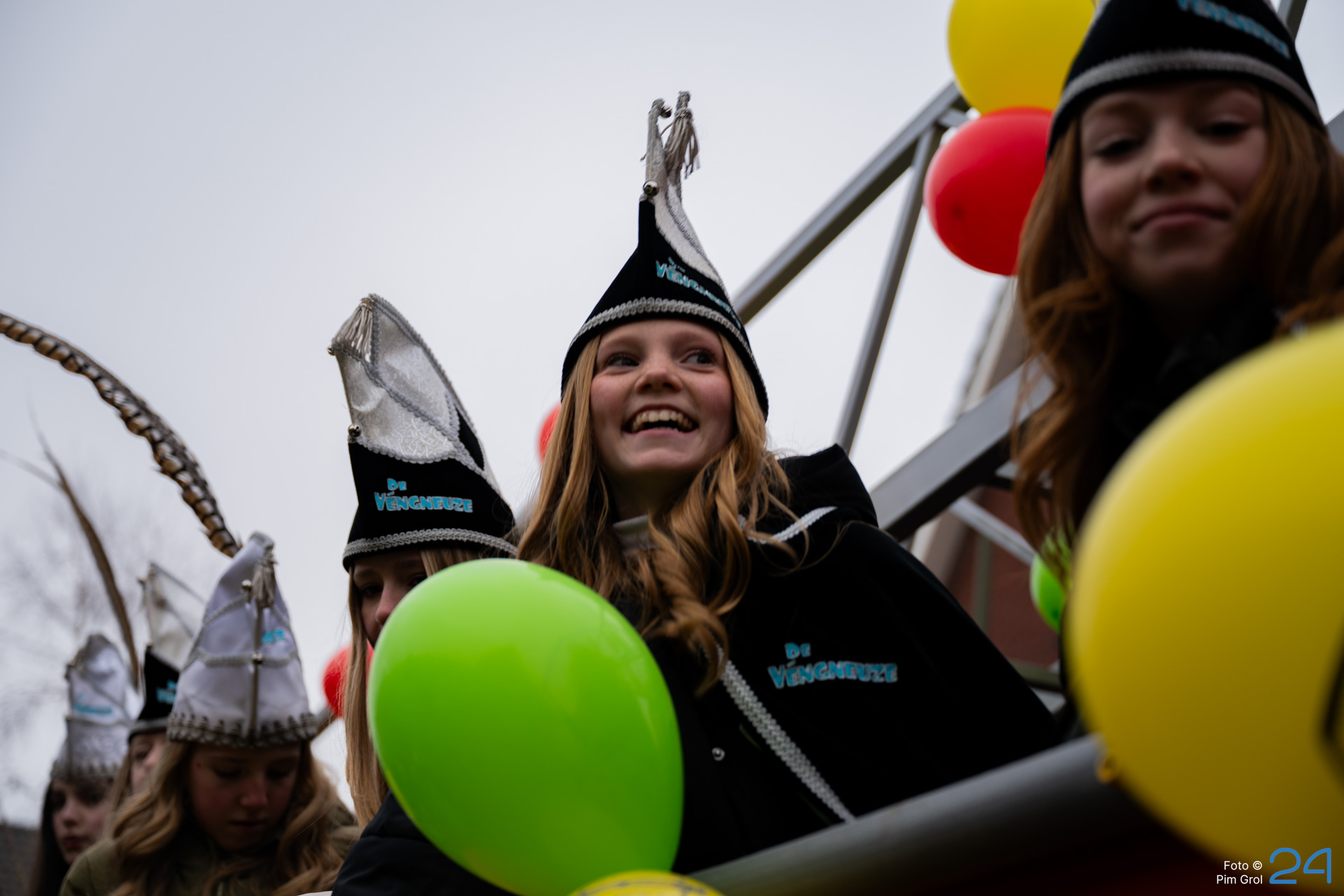 Optocht Meijel 2026 | Zwembad van 43 graden met 15 mannen erin (Deel I ...