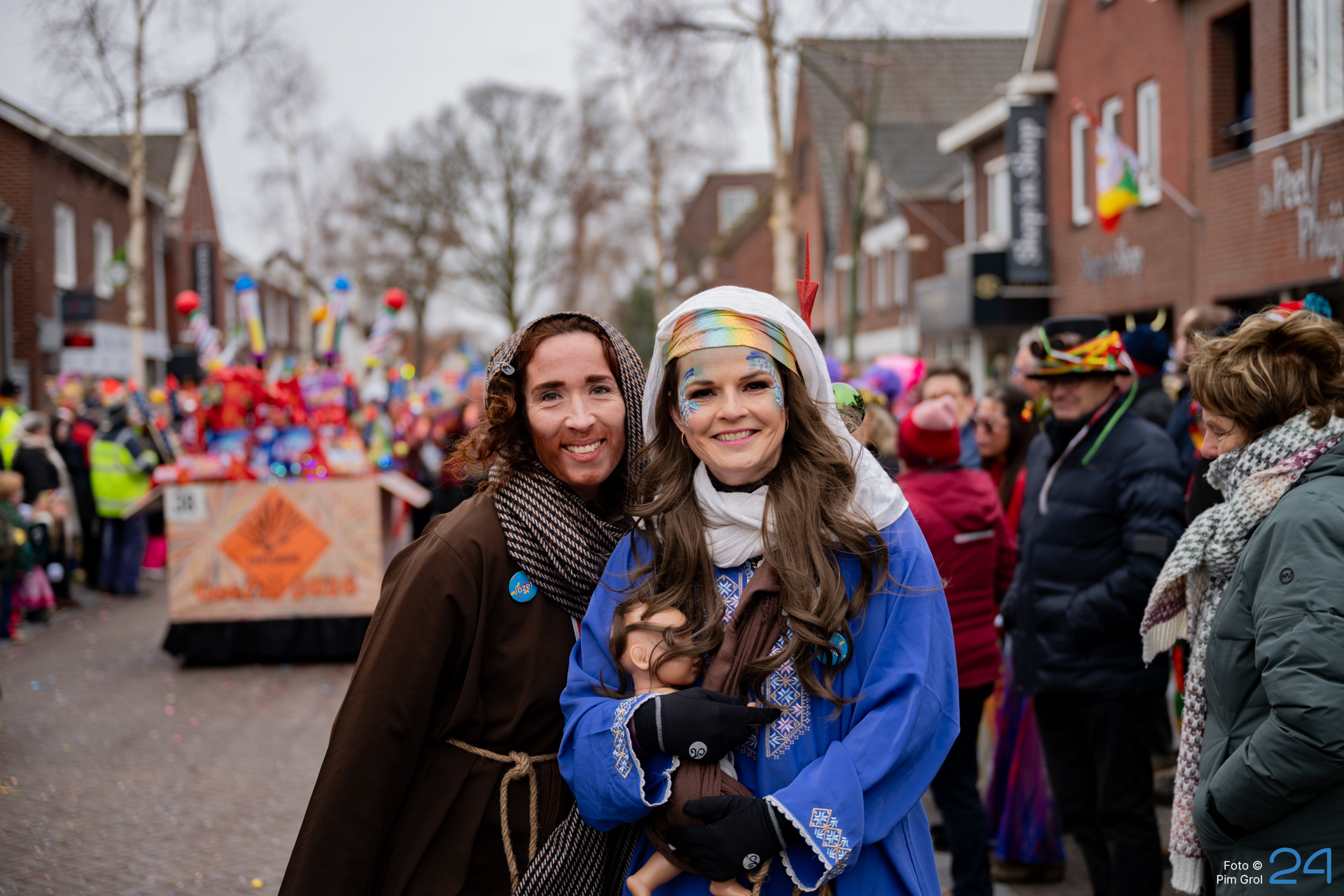 Optocht Meijel 2026 | Zwembad van 43 graden met 15 mannen erin (Deel I ...